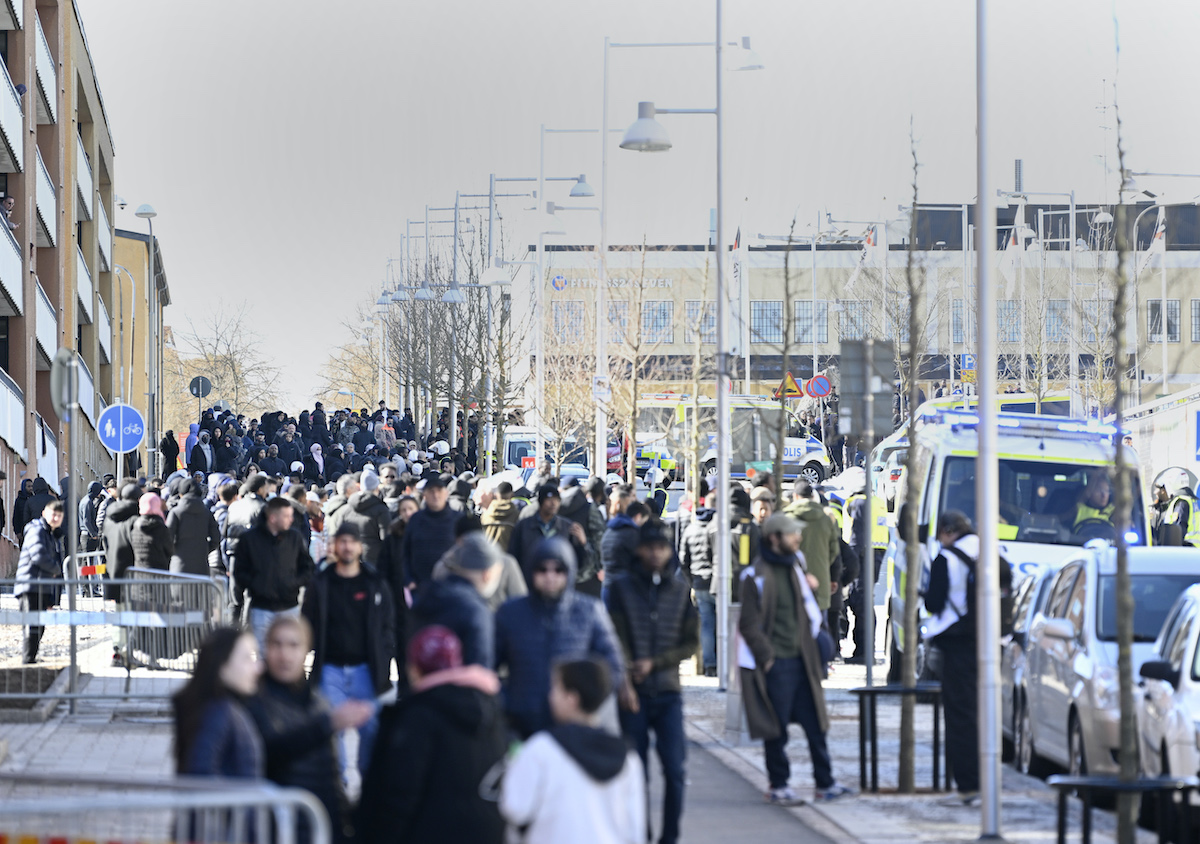 Präst ringde i kyrkklockor under högerextremistens tal – misstänks för ...