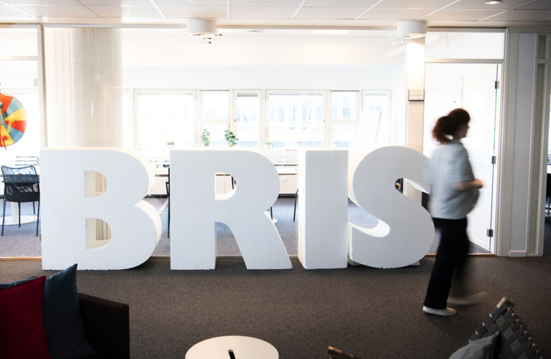 Barn ringer Bris om sina föräldrars ekonomi